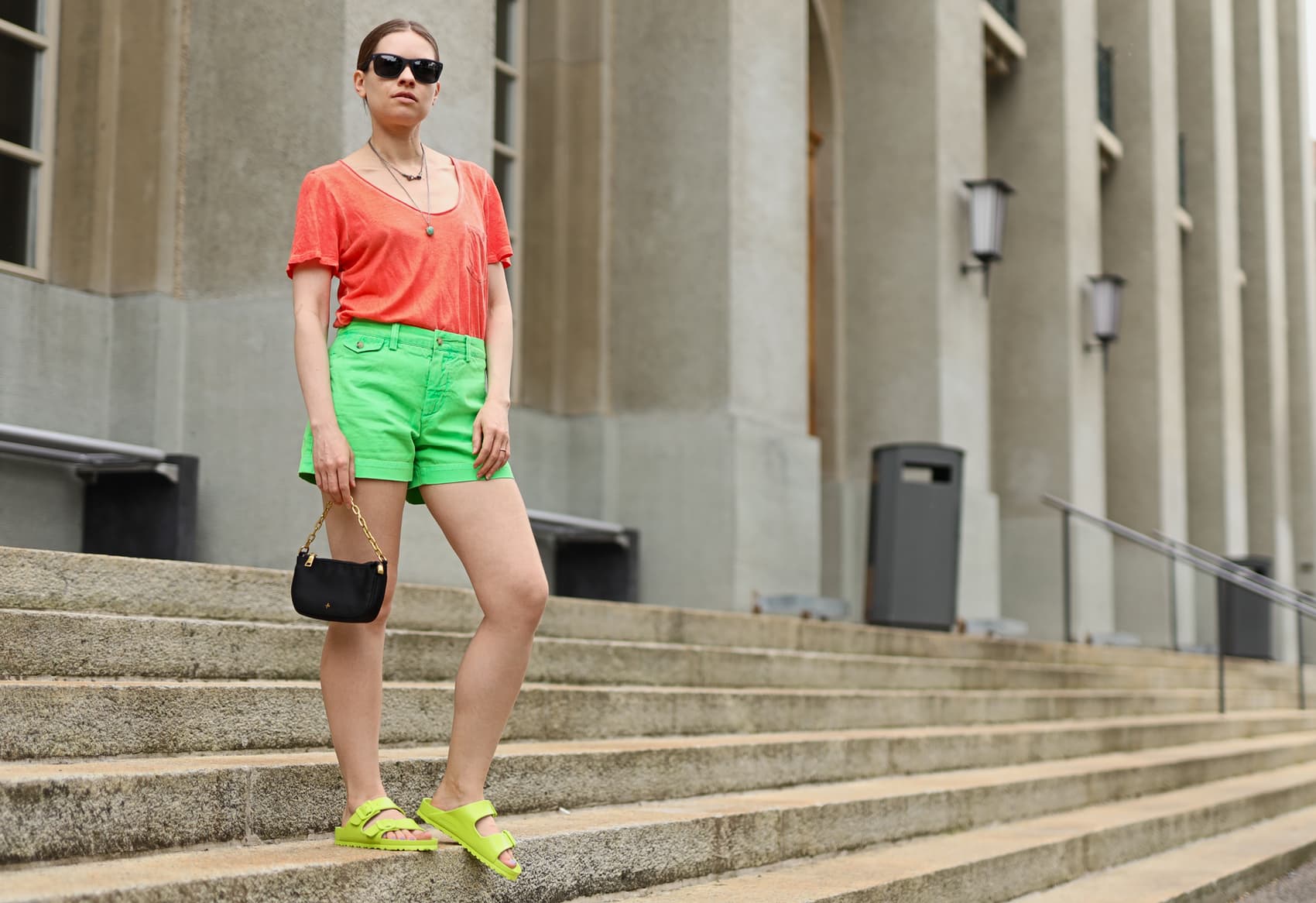 3 Summer Shorts Outfits That Elongate Petite Women’s Legs