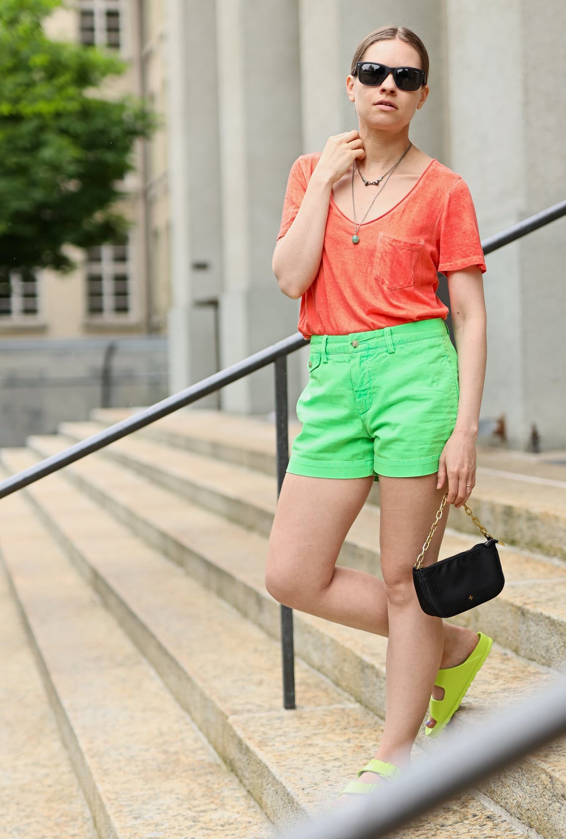 3 Summer Shorts Outfits That Elongate Petite Women’s Legs