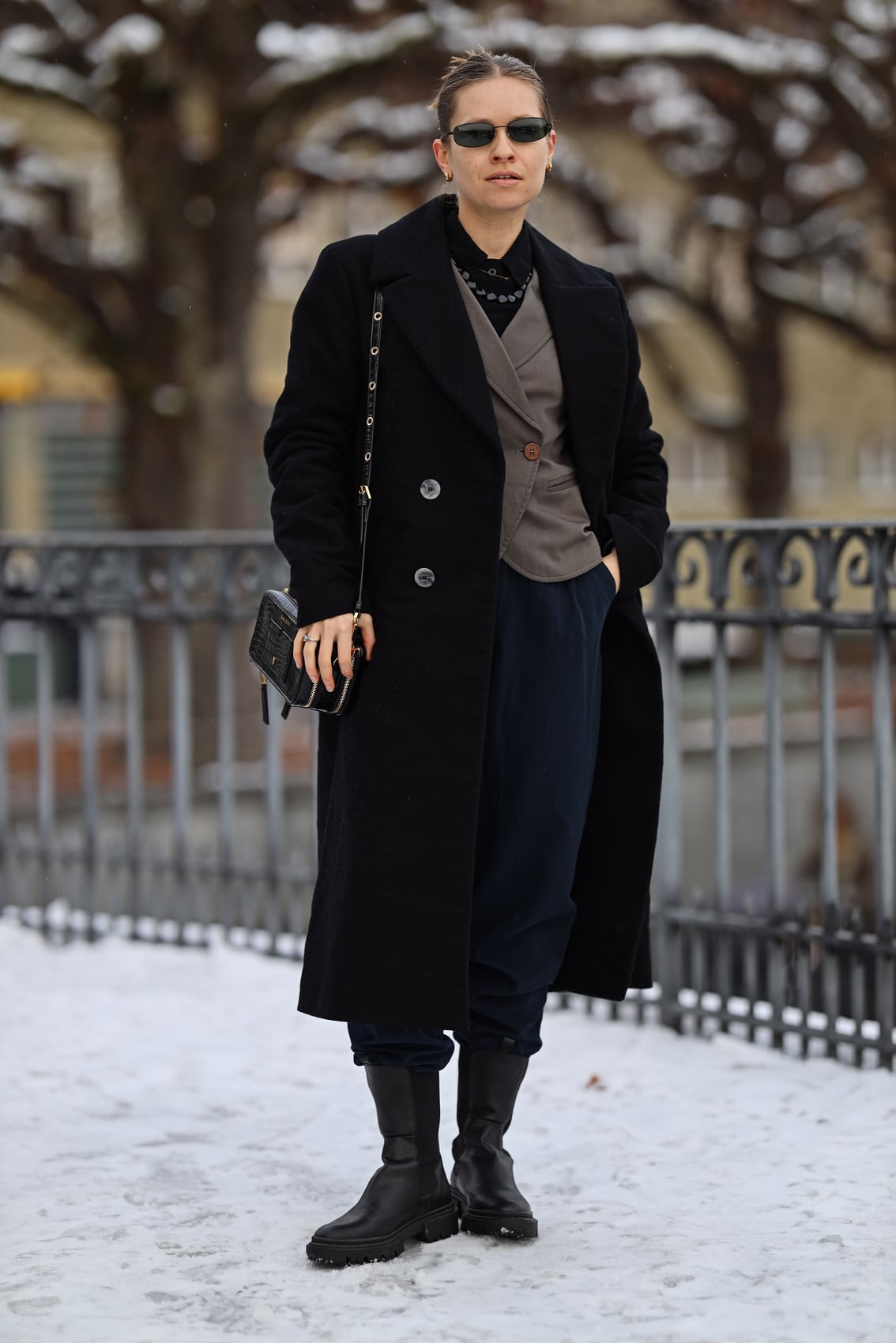 How to Wear the Dark Academia Aesthetic: Ultimate Style Guide